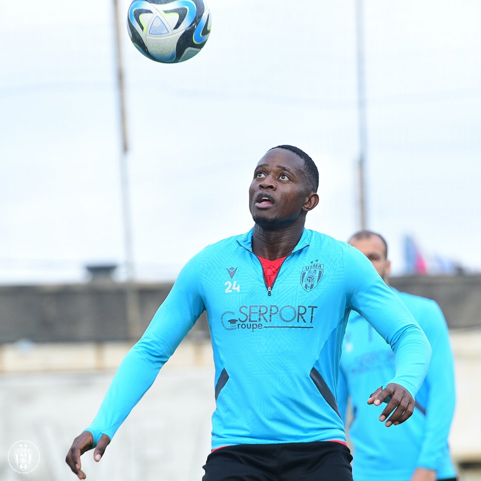 Ateba à Douala en rouge et noir – planetesportdz